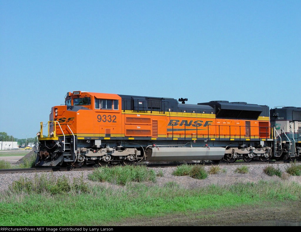 BNSF 9332 rolls southwest out of Willmar with a mixed freight.